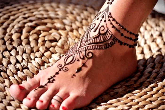 20+ Minimalist Mehendi Designs And The Artists Who Can Create Them ...